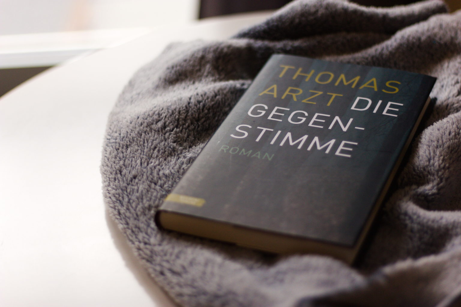 Debütpreiscountdown 1: "Die Gegenstimme" von Thomas Arzt - Frau Pastell